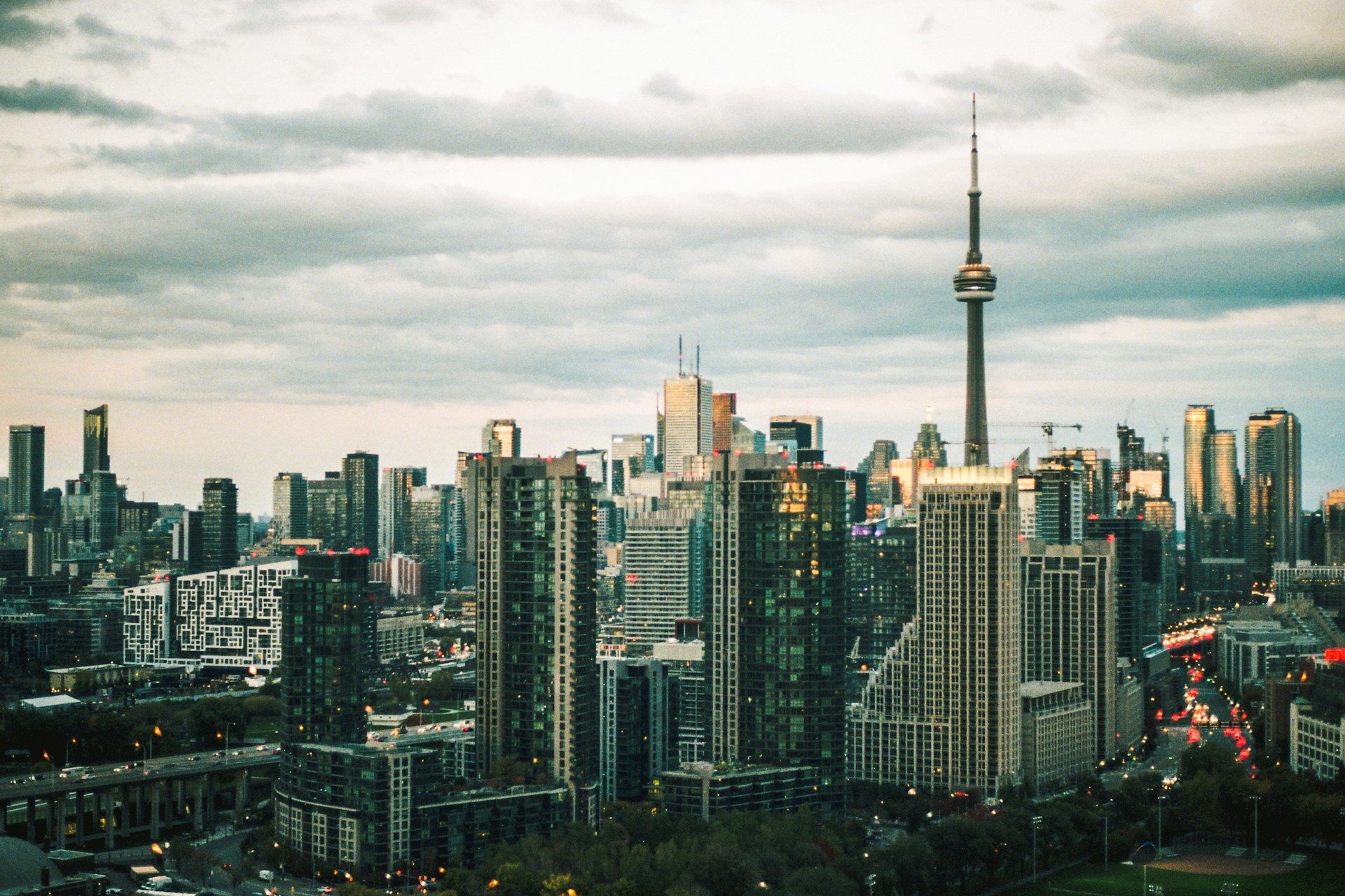 Big Five Banks Back Most of Toronto’s Negative Cash Flow Condo ...